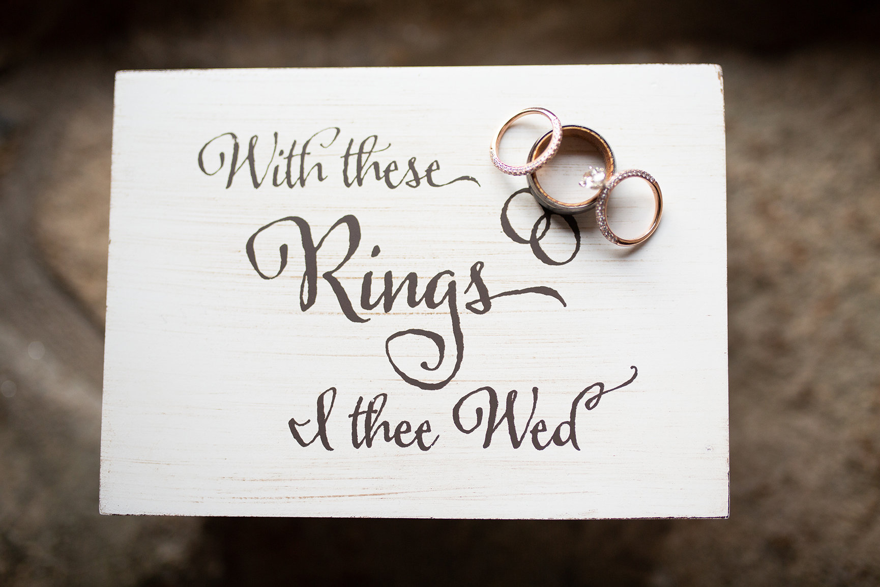 How do I decide on a wedding date?