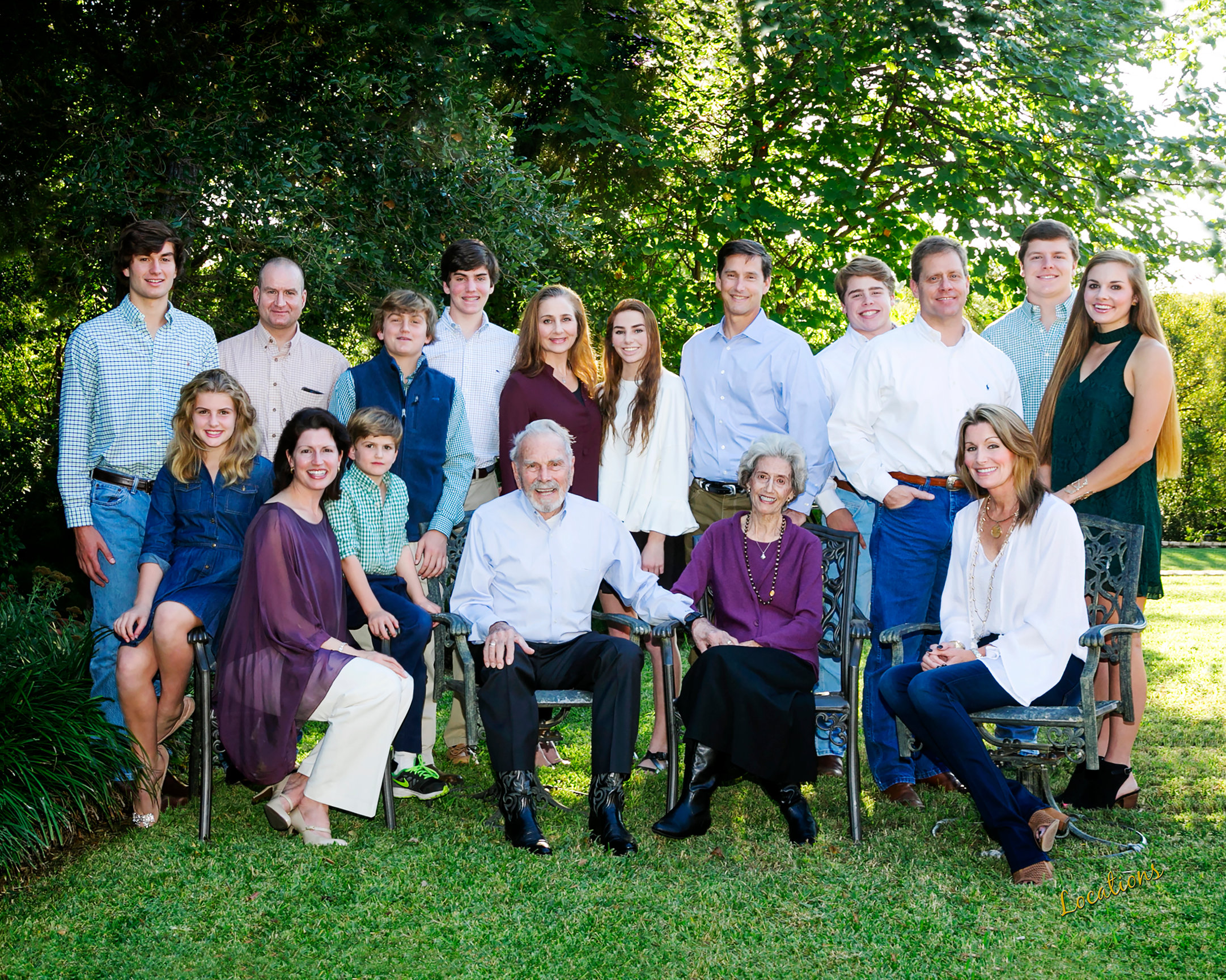Top Tips for Taking Stellar Family Reunion Photos - Locations Photography